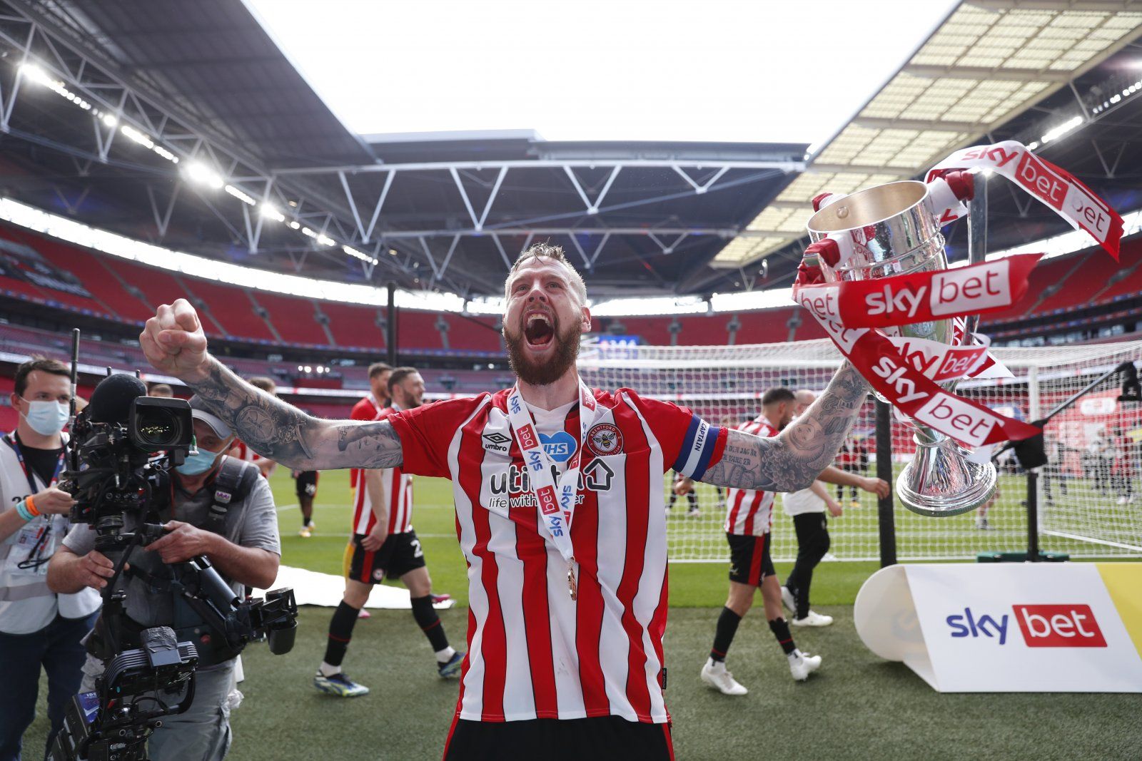 Pontus Jansson sends heartfelt message to Leeds United and Marcelo Bielsa as Brentford reach ...
