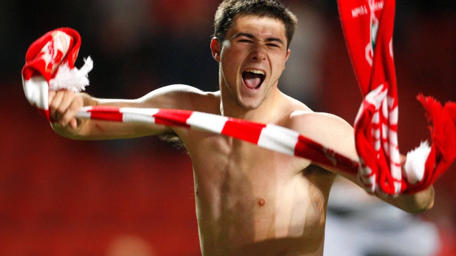 Charlie Austin sends message after securing emotional Swindon Town return