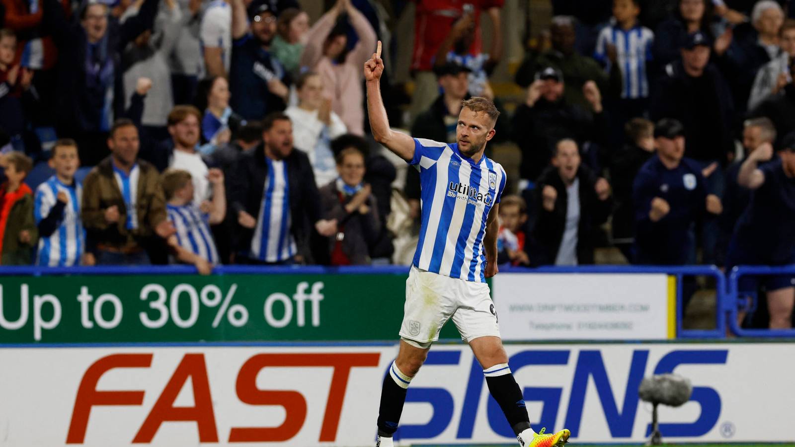 10 away from history: Can Jordan Rhodes become the Championship’s ...