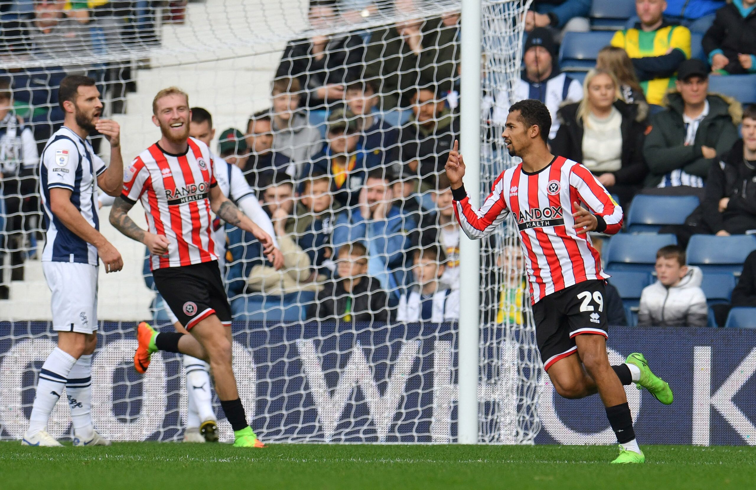 Sheffield United contract talks with key figure revealed but warning issued