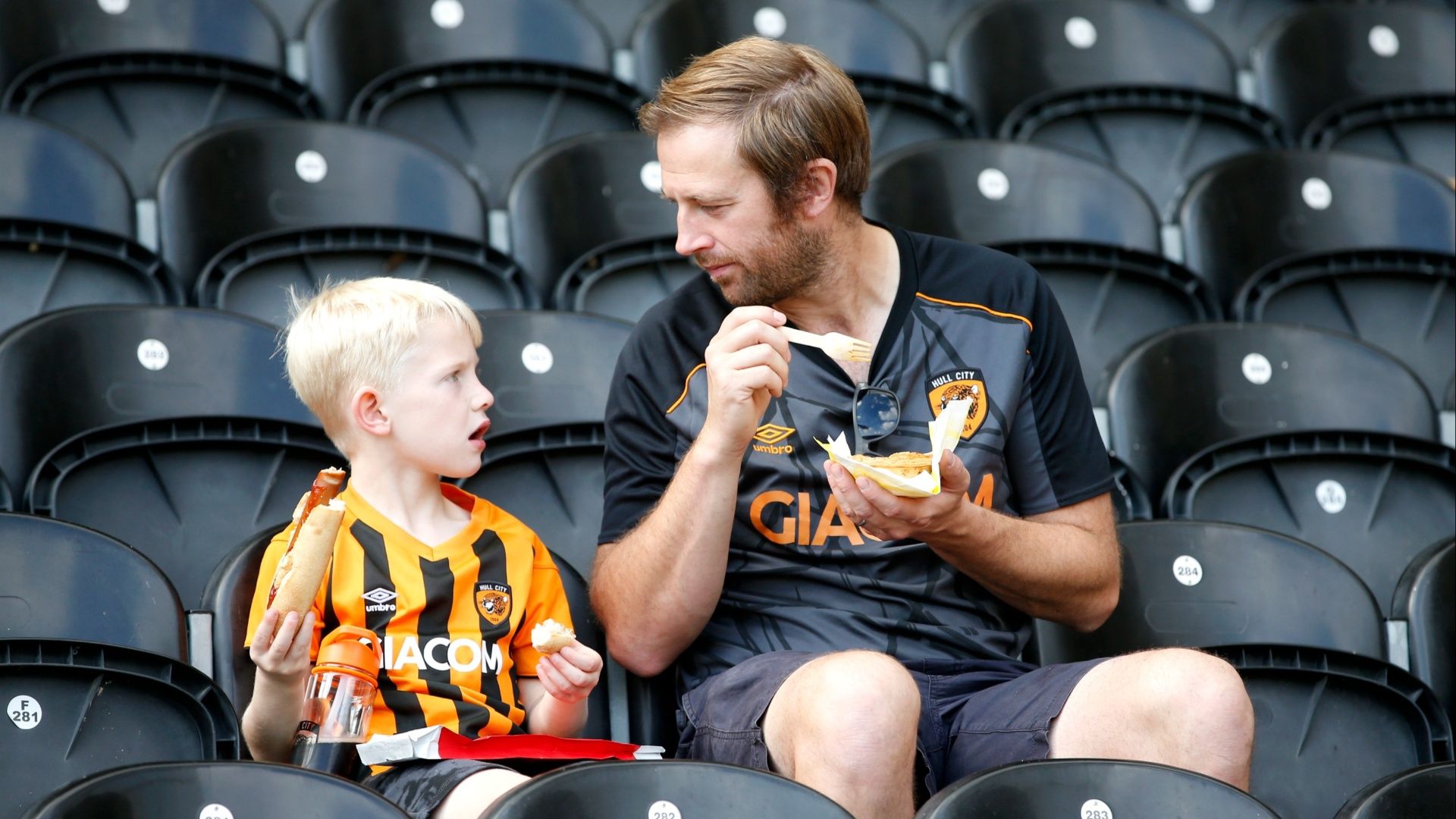 Hull City make £5m+ bid for winger Zeidane Inoussa