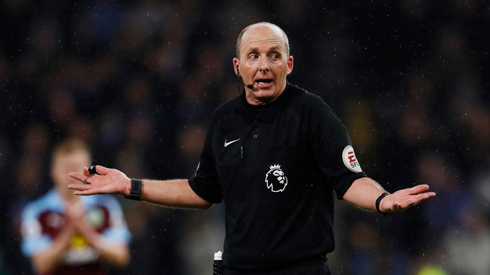 "Embarrassing" - Mike Dean reacts to controversial flashpoint in ...
