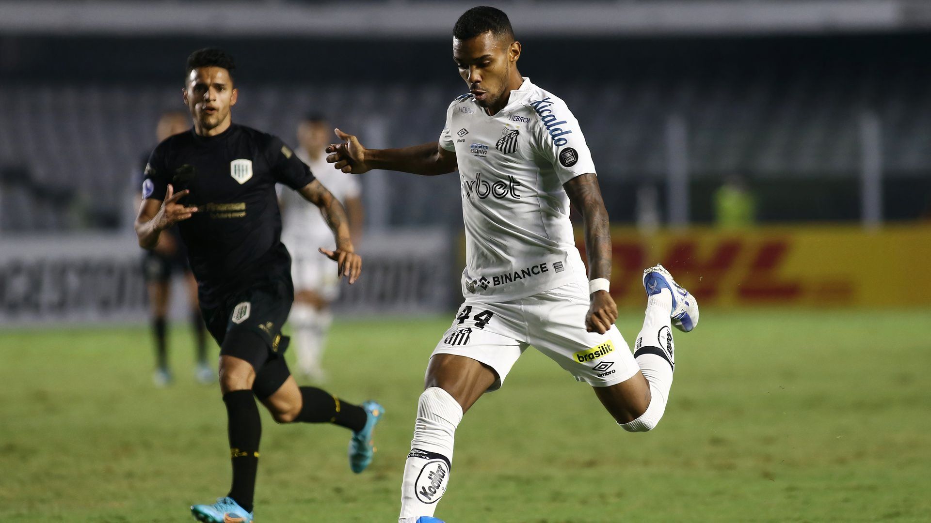 Burnley set to complete €2.5m transfer deal for Santos left-back Lucas Pires