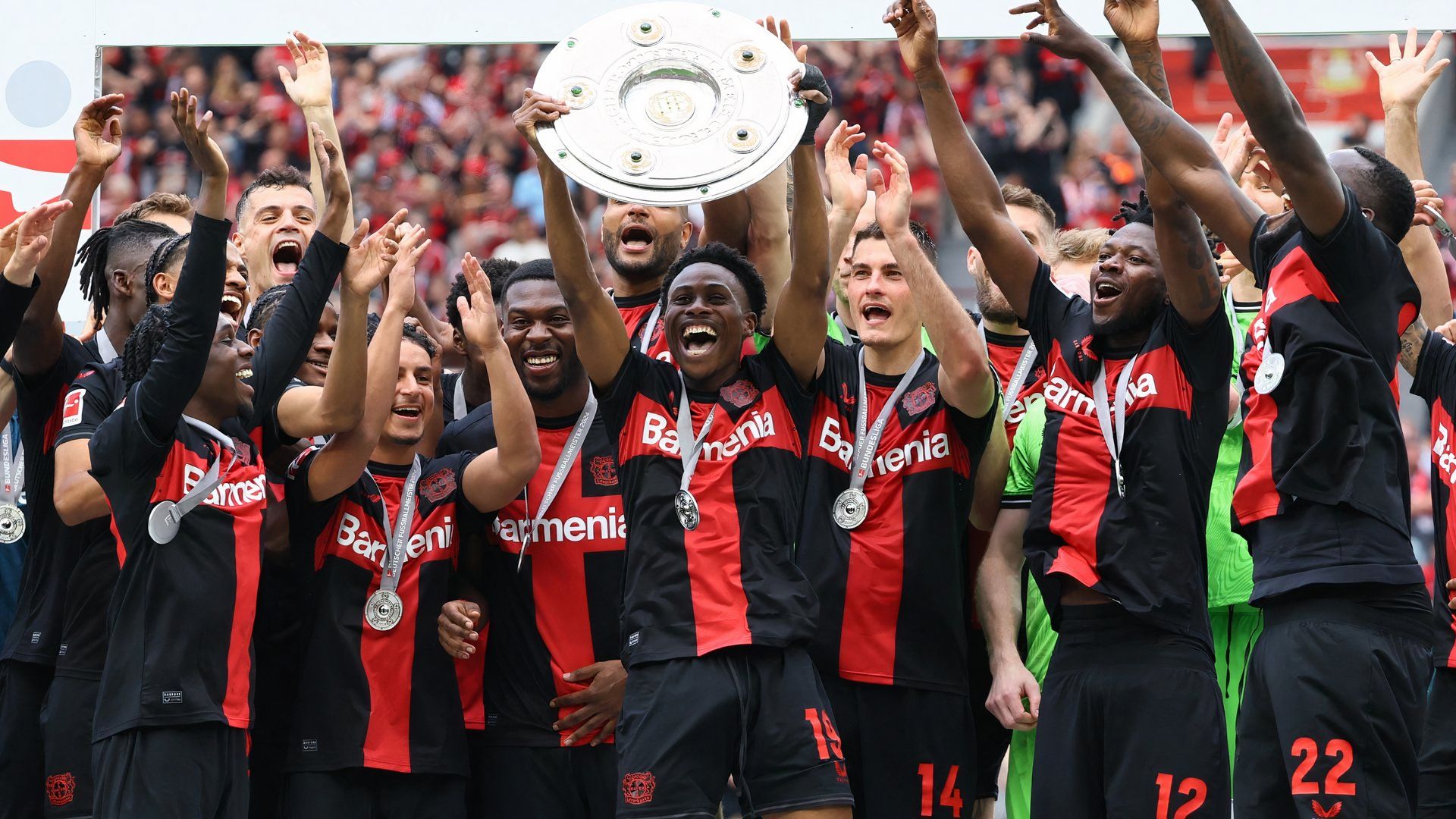 Nathan Tella's reaction to Vitinho message after Burnley's Luton Town ...