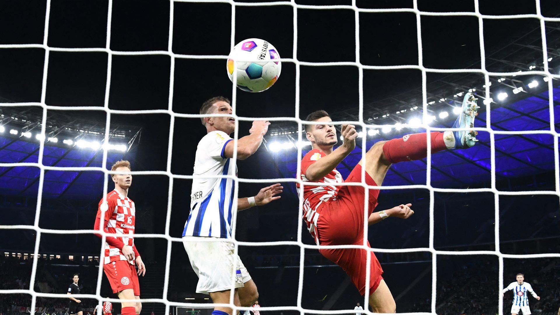 Luton Town in talks to sign Mainz midfielder Tom Krauss