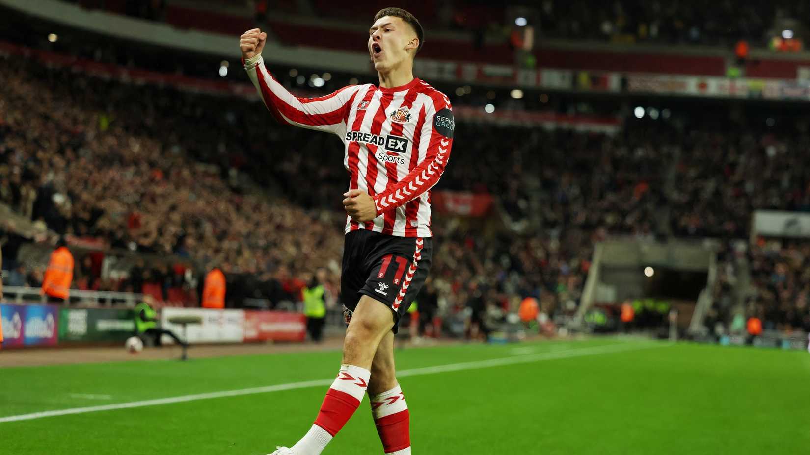 Sunderland AFC's average attendance at Stadium of Light compared to ...