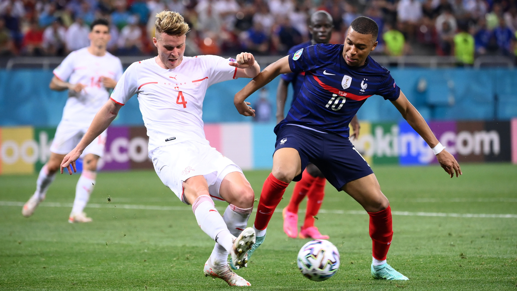 "He's ready" - Update emerges as Leeds United plot move for Nico Elvedi