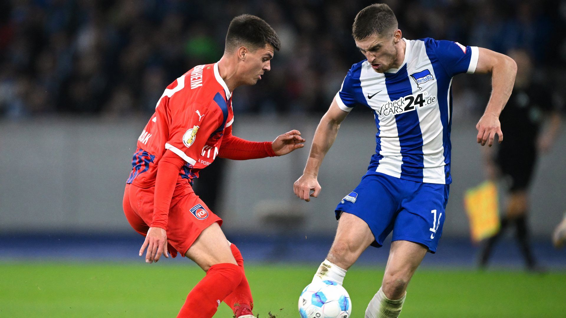 Sheffield United eyeing up "bargain" transfer Hertha Berlin right-back ...