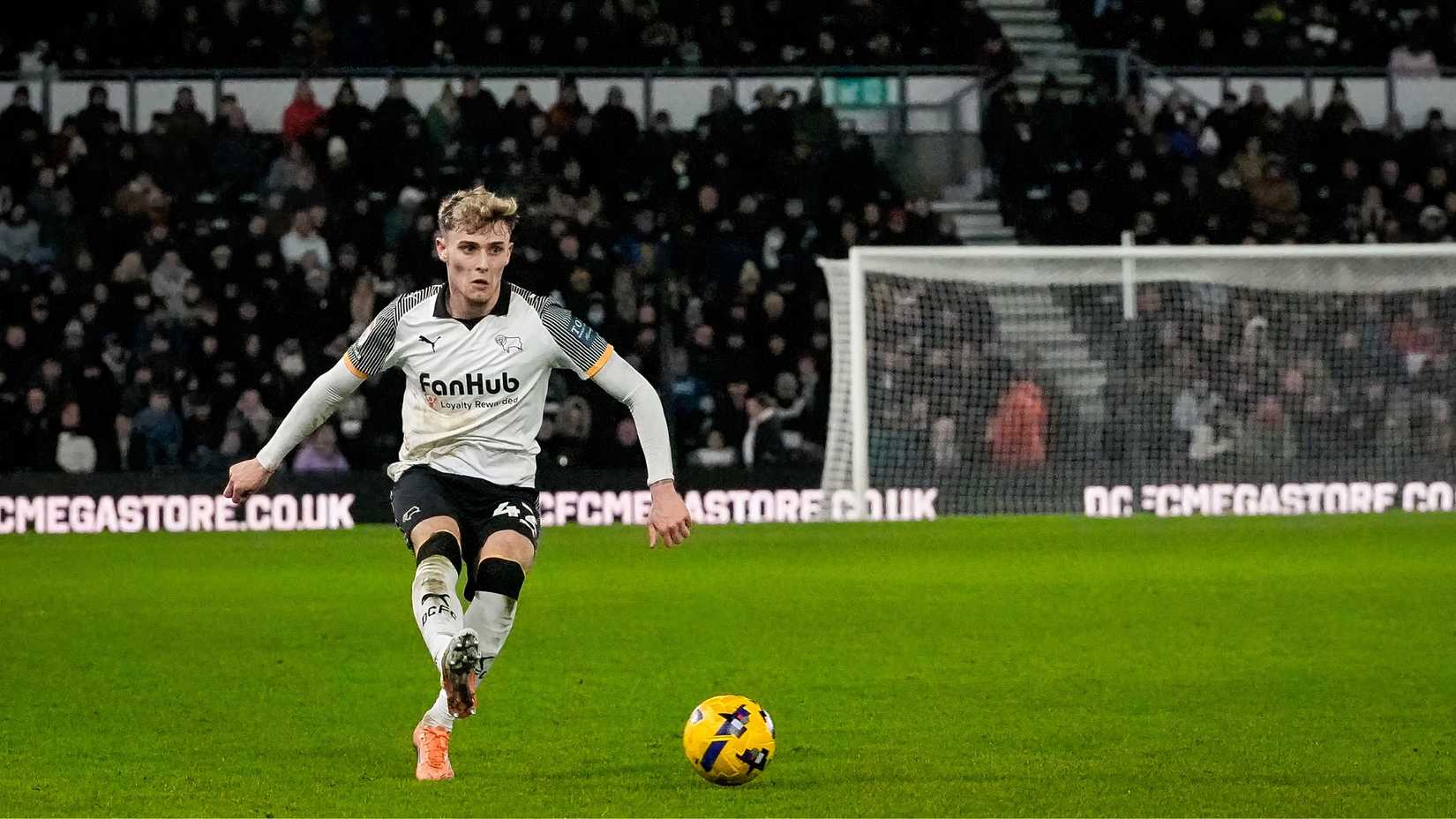 Derby County seeking deal for free agent ex-Barnsley attacking ...