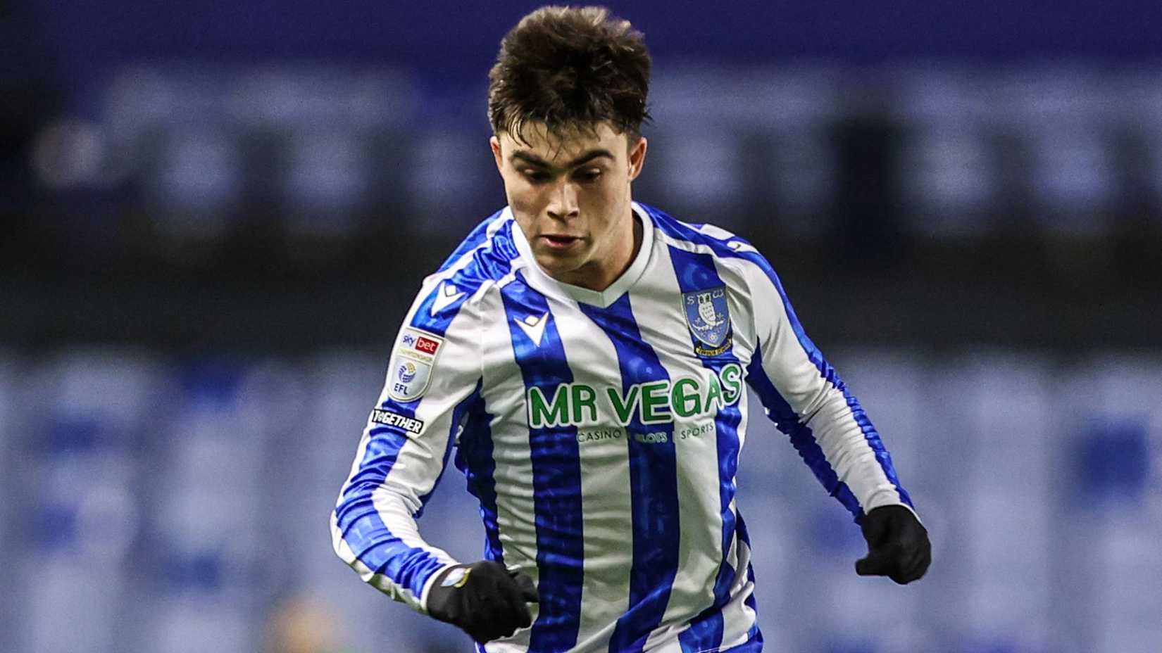 Key Man Utd detail revealed as Norwich City sign Harry Amass from under ...