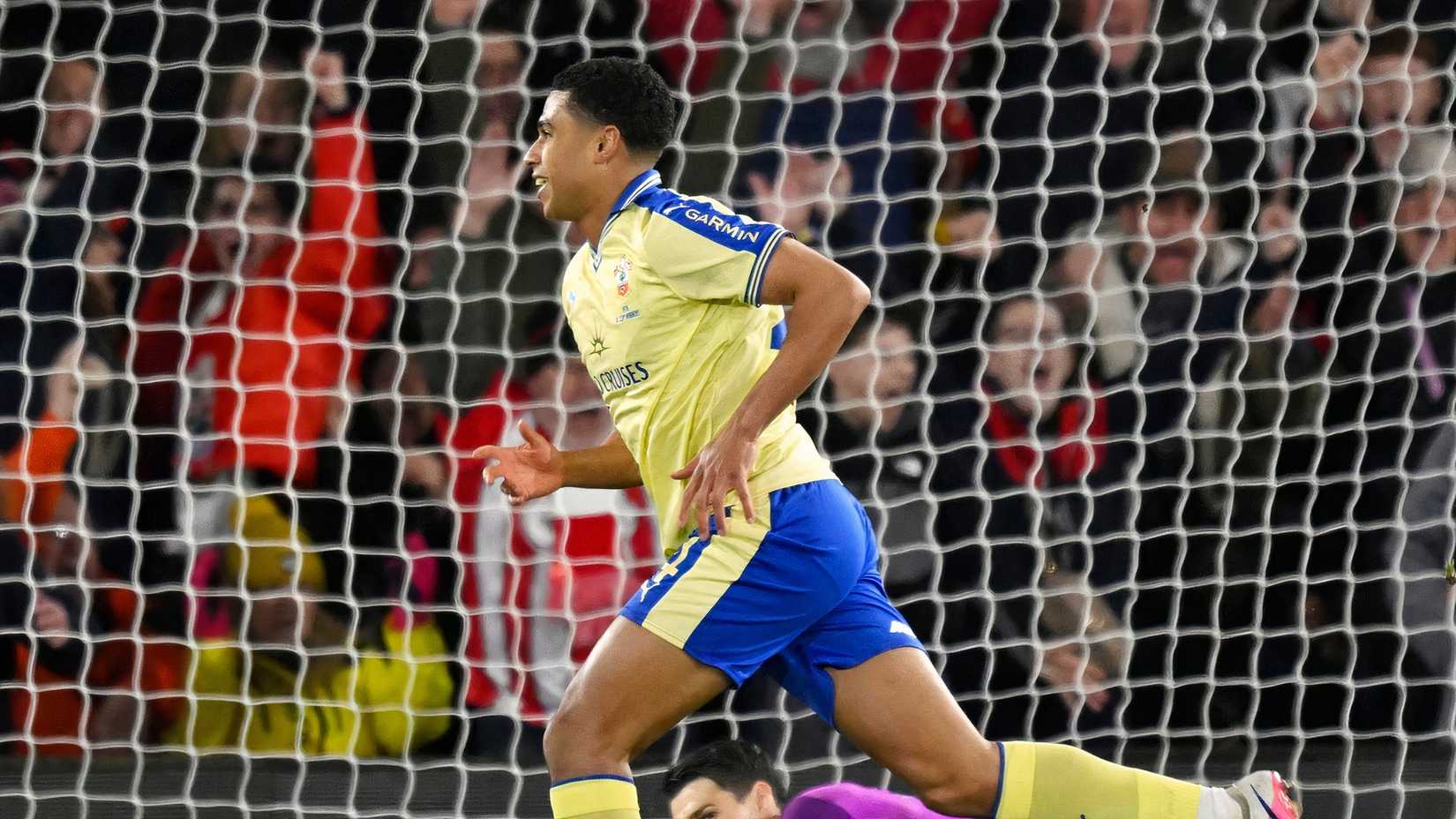 Shea Charles and Leo Scienza's weekly Southampton wage as Leeds United ...