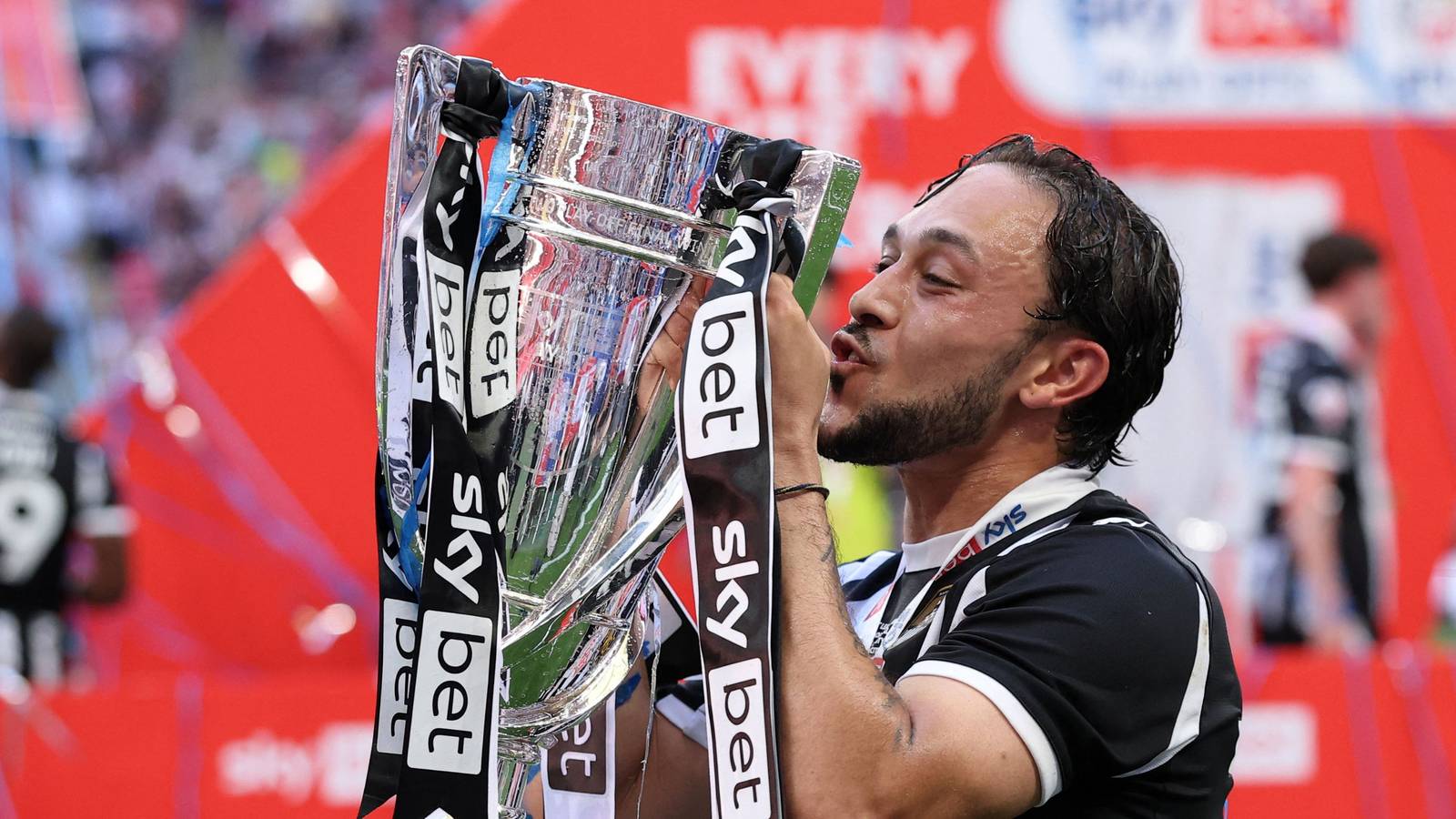 Notts County star Jodi Jones appears to aim cheeky dig at Karl Robinson ...